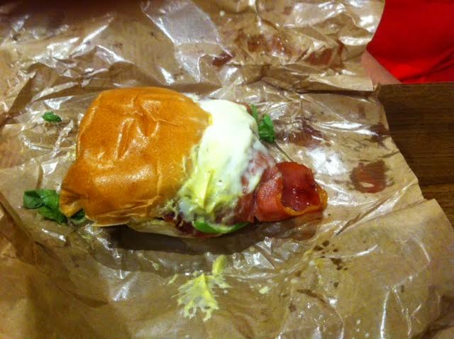 Un burger au FrogBurger de Saint Michel. – AuroreInParis